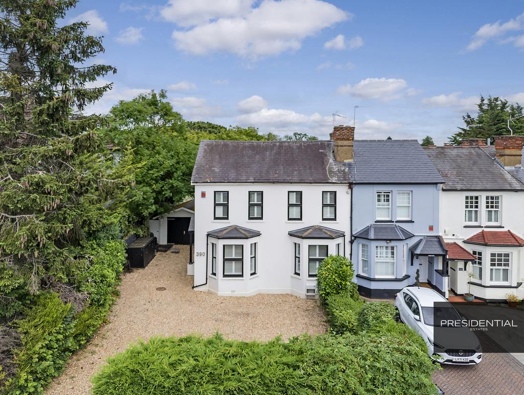 Chigwell IG7 5 bed semi-detached house for sale - £900,000