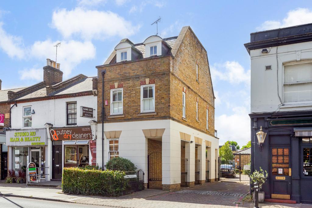Fairfax Mews, Putney, London, SW15 3 bed end of terrace house - £950,000