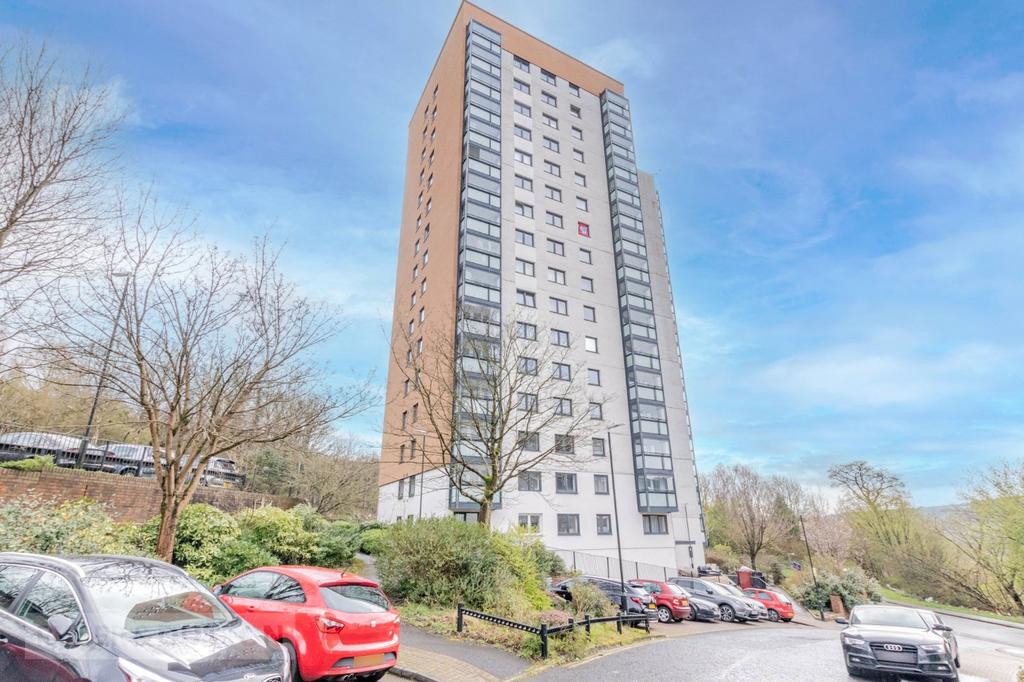 Wheatley Court, Mixenden, Halifax... 2 bed apartment for sale - £75,000