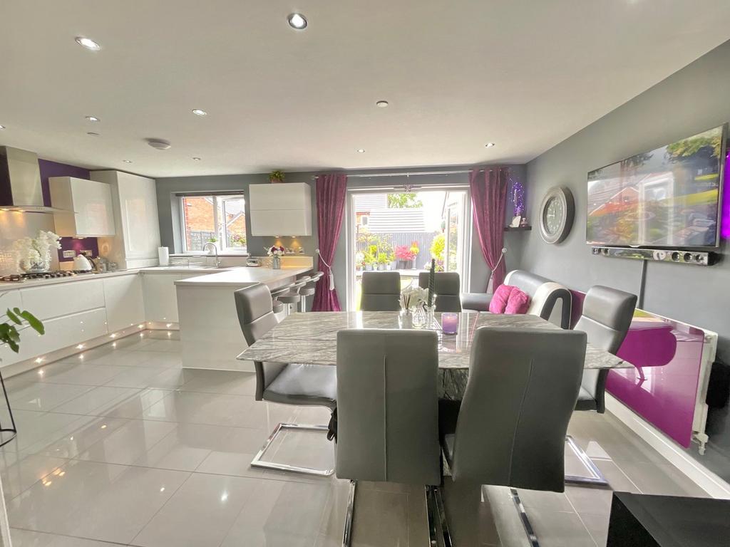 Oakfield Grange, Cwmbran NP44 4 bed detached house - £365,000