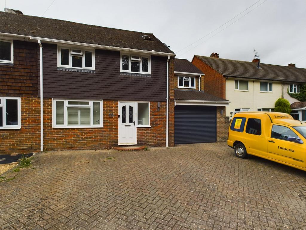 Inhurst Way, Tadley, RG26 3 bed semi-detached house - £485,000