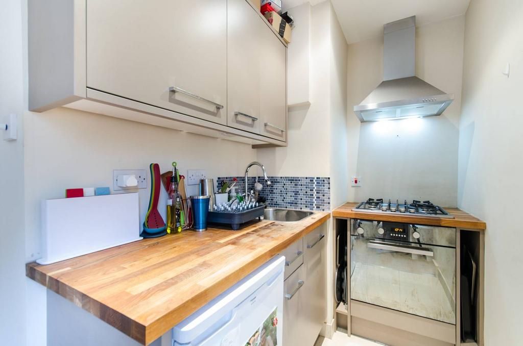 Nevern Square, Earls Court, London, SW5 1 bed flat - £2,210 pcm (£510 pw)