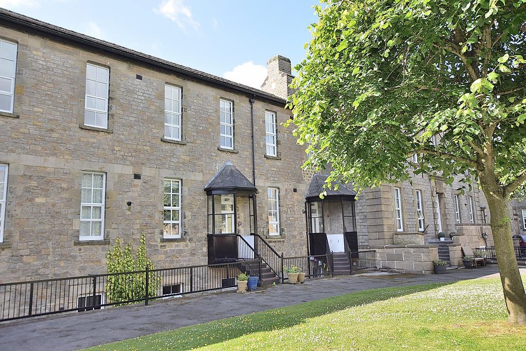 Hulse House, Lyons Road, Richmond 2 bed maisonette - £225,000