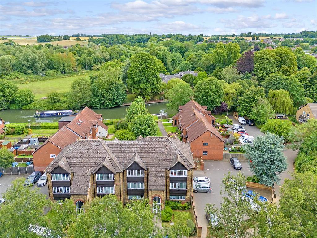 River Meads, Stanstead Abbotts 2 bed apartment - £235,000