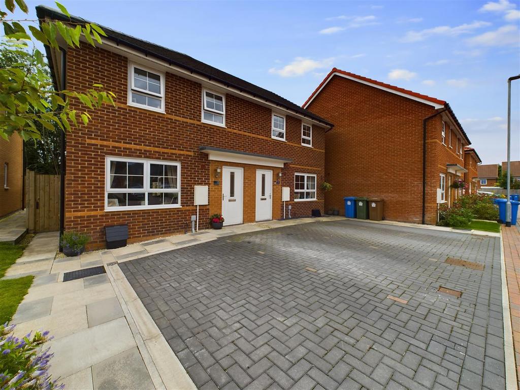 13 Ellacott Garth, Mortimer Park... 3 bed semi-detached house - £202,000