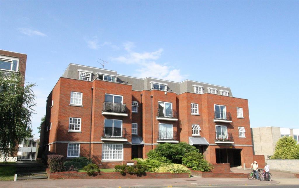London Road, Leigh-On-Sea 2 bed apartment - £1,150 pcm (£265 pw)