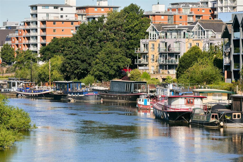 Victoria Steps Quay, Brentford, TW8 4 bed houseboat - £950,000