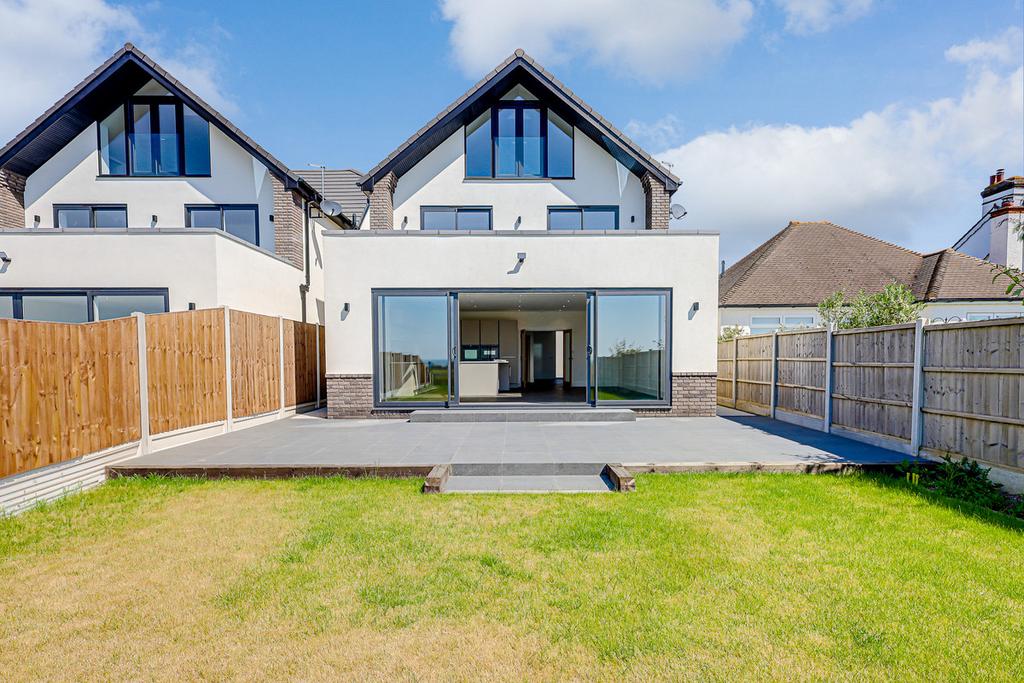 Castle Road, Benfleet, SS7 4 bed detached house for sale - £999,950