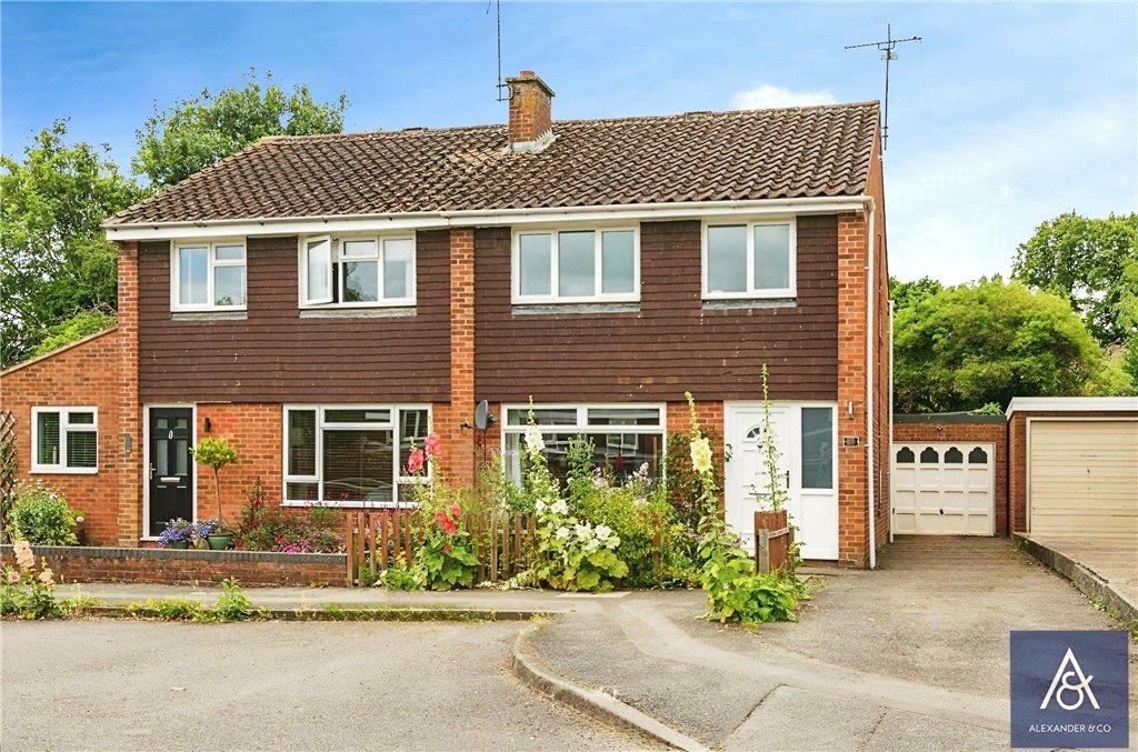 Glebe Drive, Northamptonshire NN13 3 bed semi-detached house - £300,000
