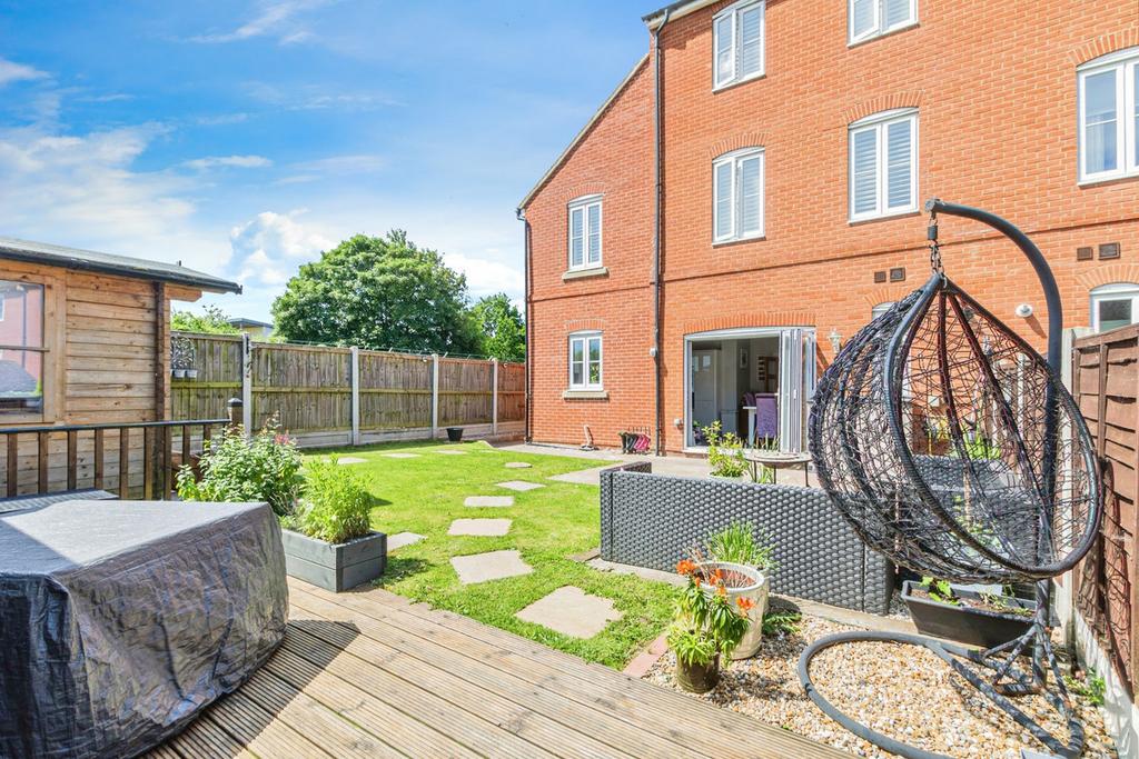 Abbey Field View, COLCHESTER, CO2 6 bed semi-detached house - £500,000