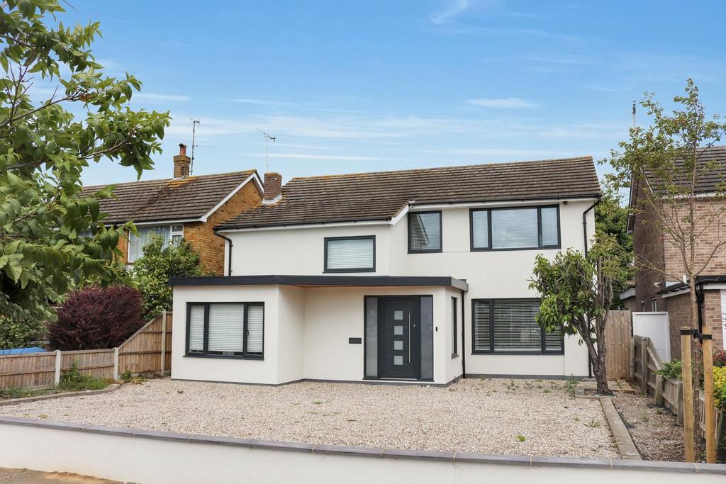 Maplin Way, Thorpe Bay SS1 3 bed detached house for sale - £700,000