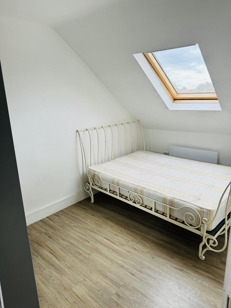 Broadway Parade Hayes UB3 3HE 2 bed flat - £1,575 pcm (£363 pw)