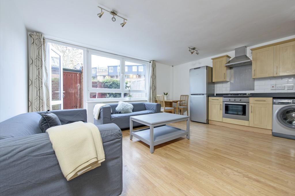 Bowstead Court, Parkham Street SW11 3 bed maisonette - £3,000 pcm (£692 pw)