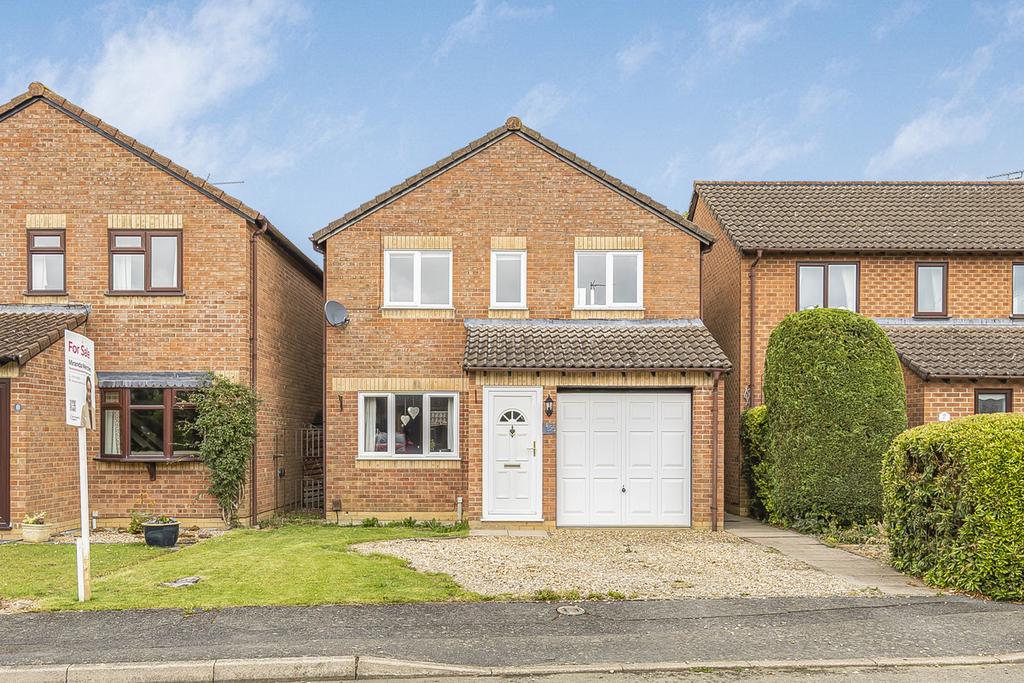 Ashbourne Drive, Desborough, NN14 3 bed detached house - £260,000