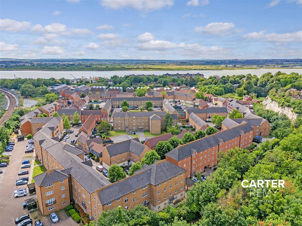 Caspian Way, Purfleet, -on-Thames RM19 2 bed flat - £255,000