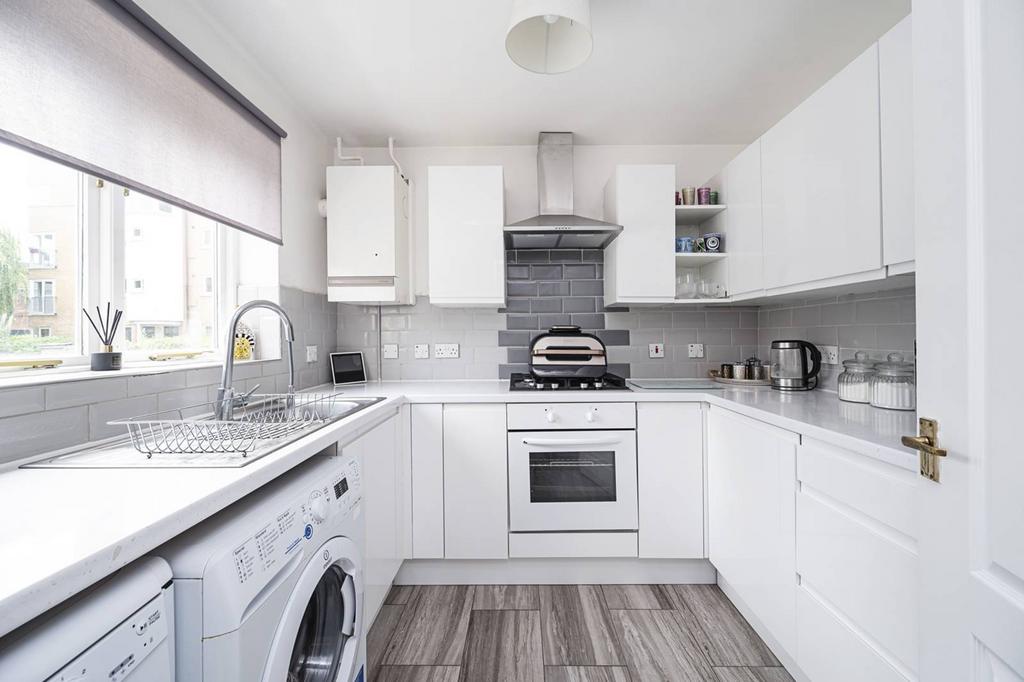 Shalbourne Square, Hackney, London, E9 2 bed terraced house - £2,600 ...