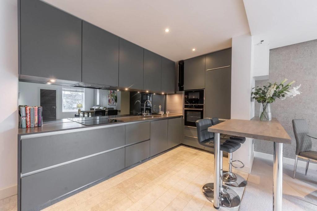 Woodstock Road, Golders Green NW11 2 bed flat - £2,947 pcm (£680 pw)