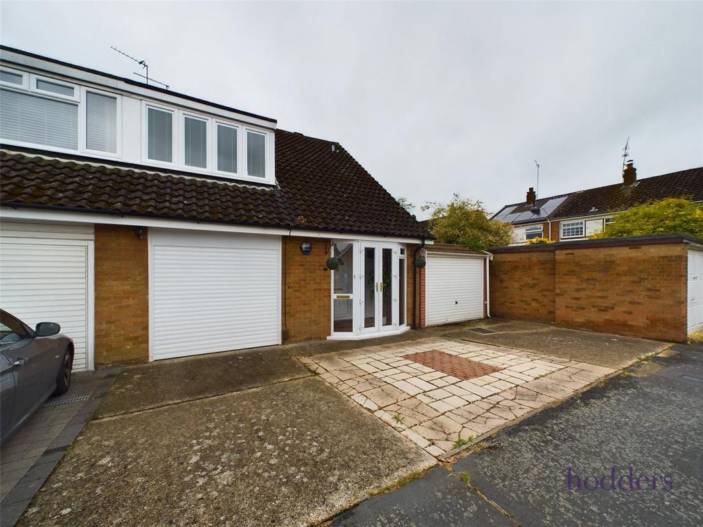 Roakes Avenue, Addlestone, Surrey, KT15 3 bed semi-detached house - £ ...