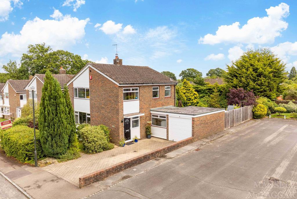 Holmbury Close, Crawley RH11 4 bed detached house - £550,000