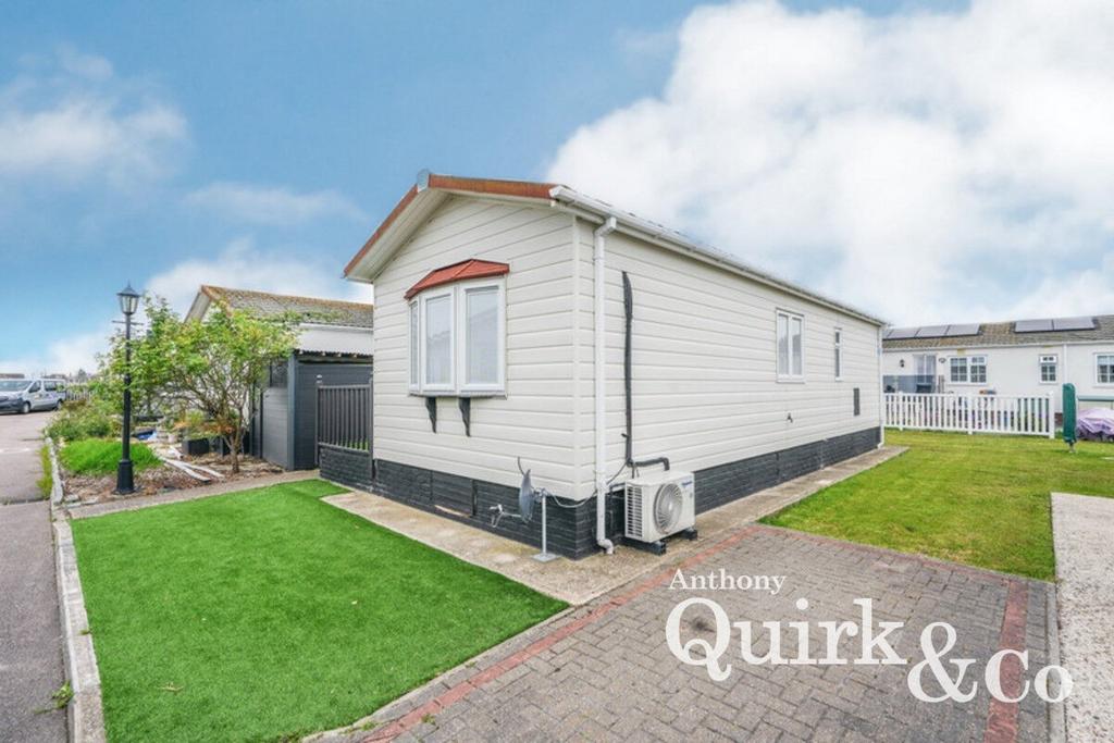 Kings Park, Canvey Island, SS8 1 bed park home - £120,000
