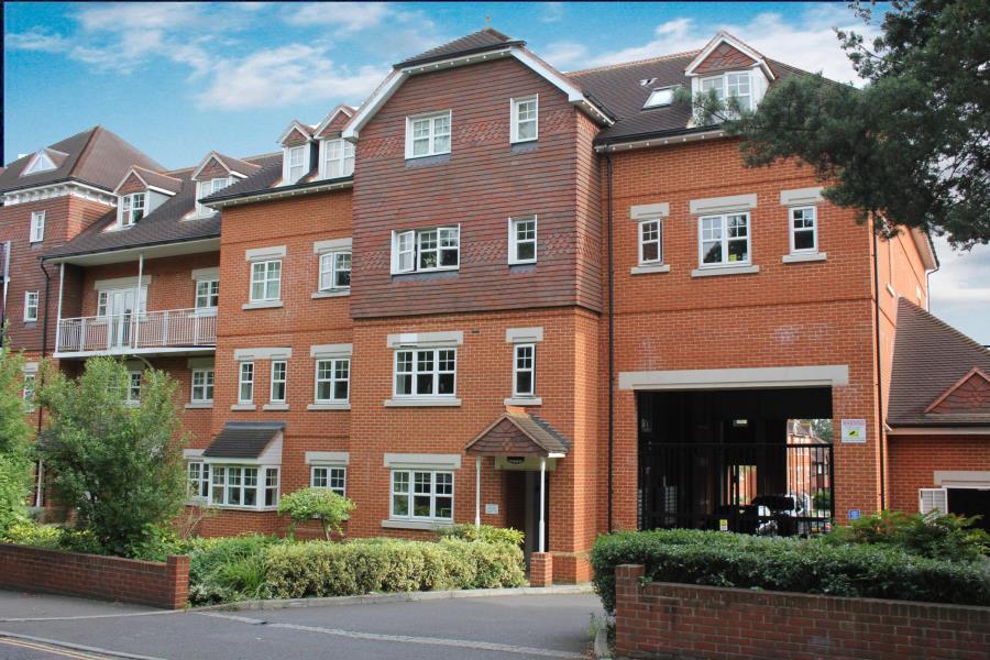 Abingdon Court, Woking GU22 2 bed apartment - £1,600 pcm (£369 pw)
