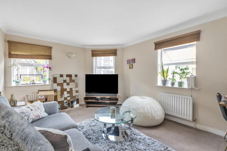Falcon Road London SW11 1 bed apartment - £1,700 pcm (£392 pw)
