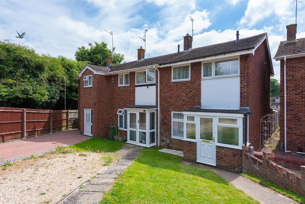 Budds Close, Basingstoke RG21 3 bed end of terrace house - £300,000