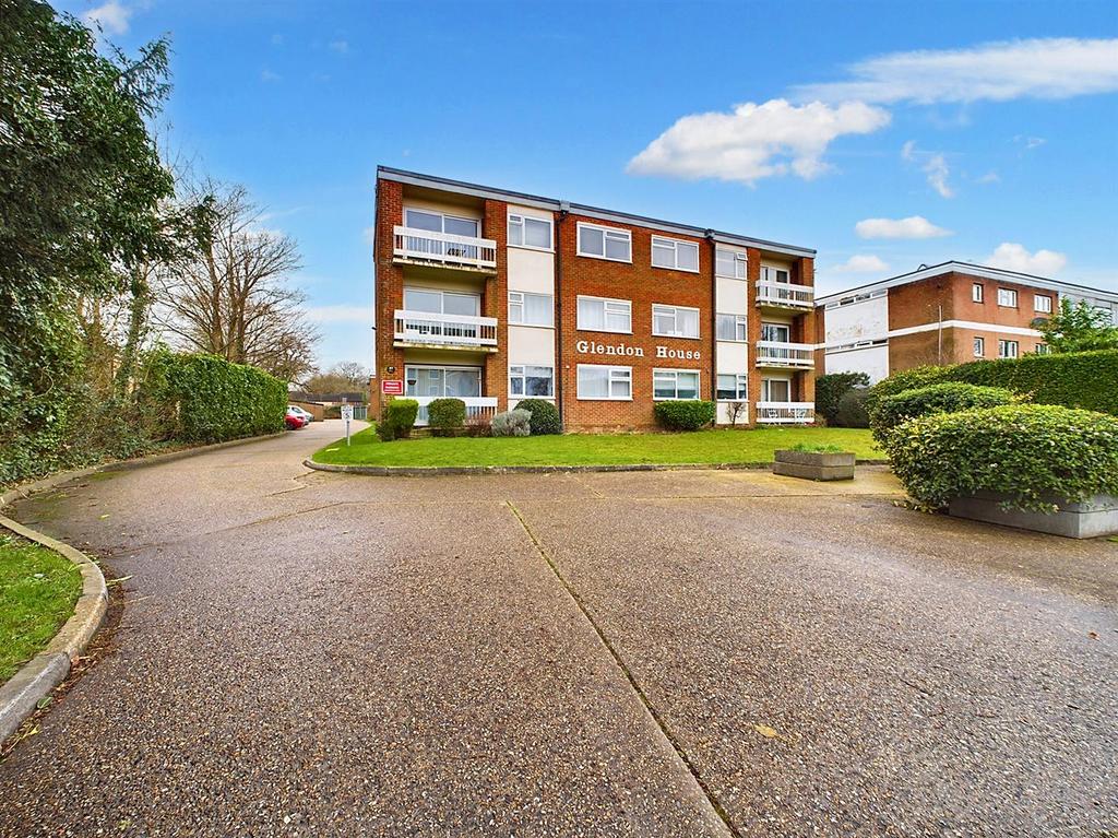 Brighton Road, Crawley RH10 2 bed flat - £1,300 pcm (£300 pw)