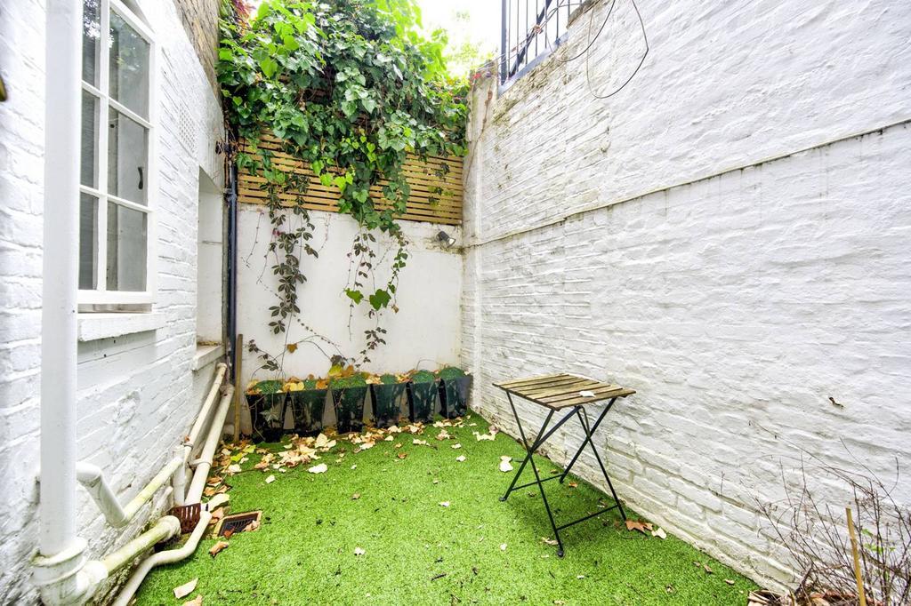 Kempsford Gardens, Earls Court... 1 bed maisonette - £2,384 pcm (£550 pw)