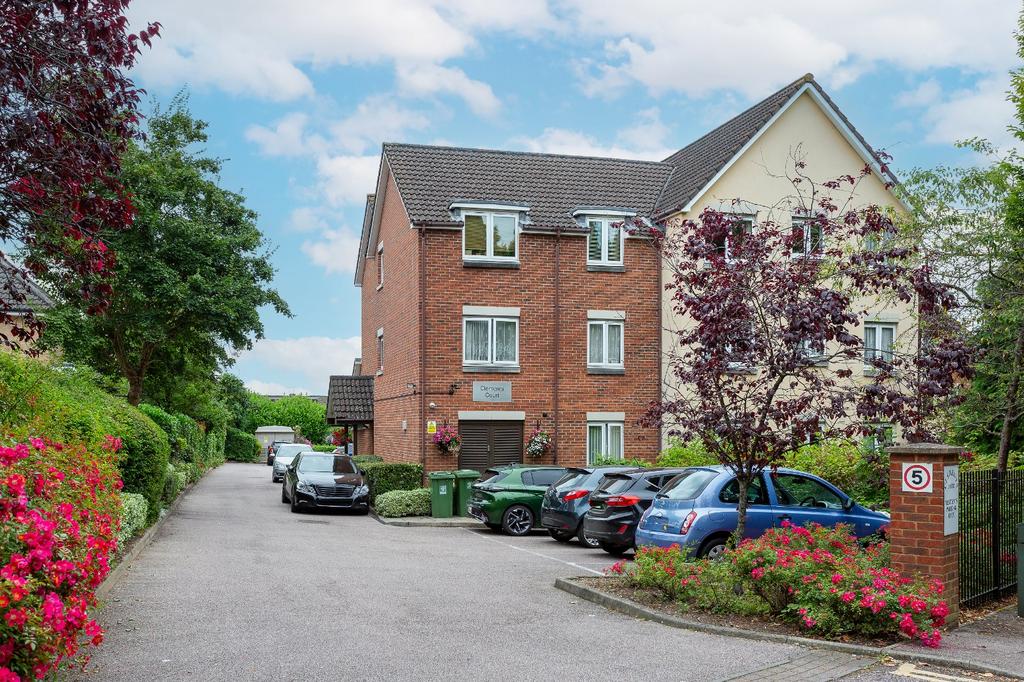 Sheepcot Lane, Watford... 1 bed apartment - £70,000