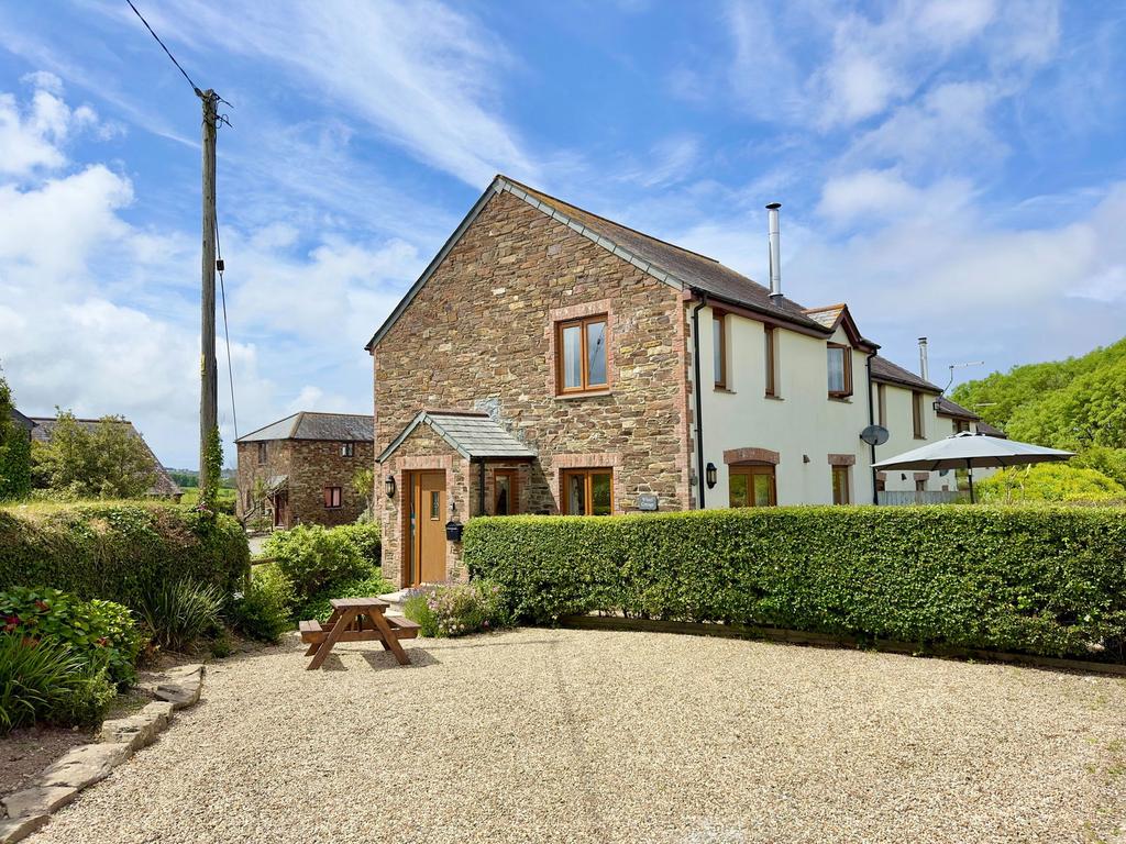 Padstow, PL28 3 bed end of terrace house - £435,000