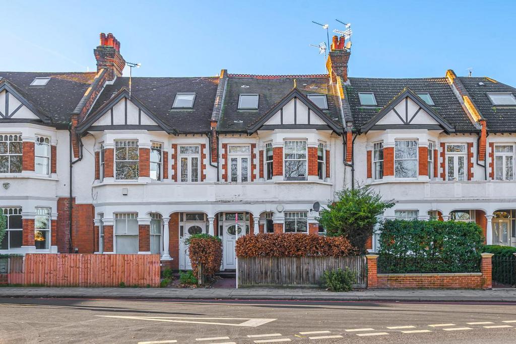 Clapham Common West Side, Battersea 2 bed flat - £650,000