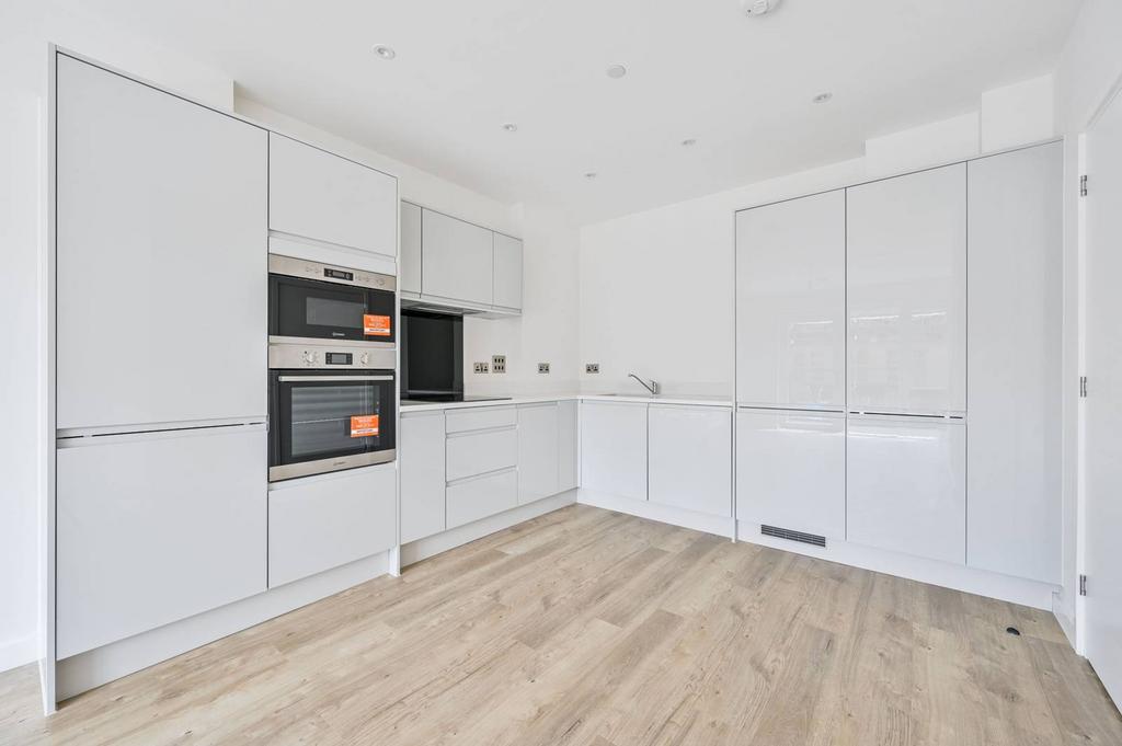Dock 28, Woolwich, London, SE28 2 bed flat - £2,190 pcm (£505 pw)