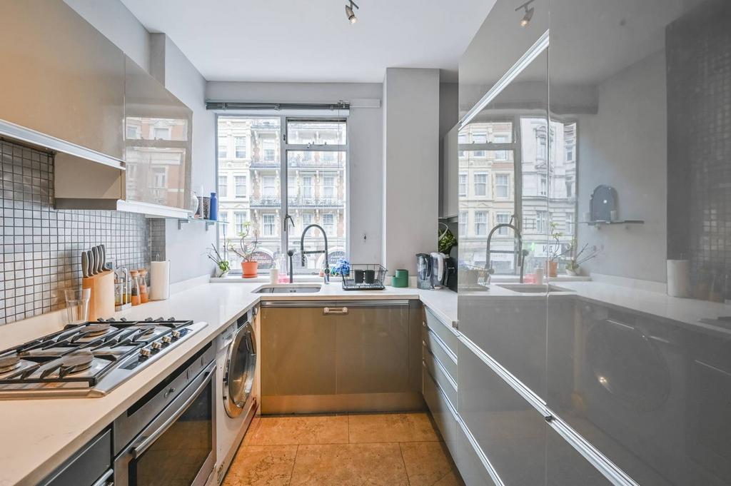 Southampton Row, Bloomsbury, London... 2 bed flat - £3,792 pcm (£875 pw)