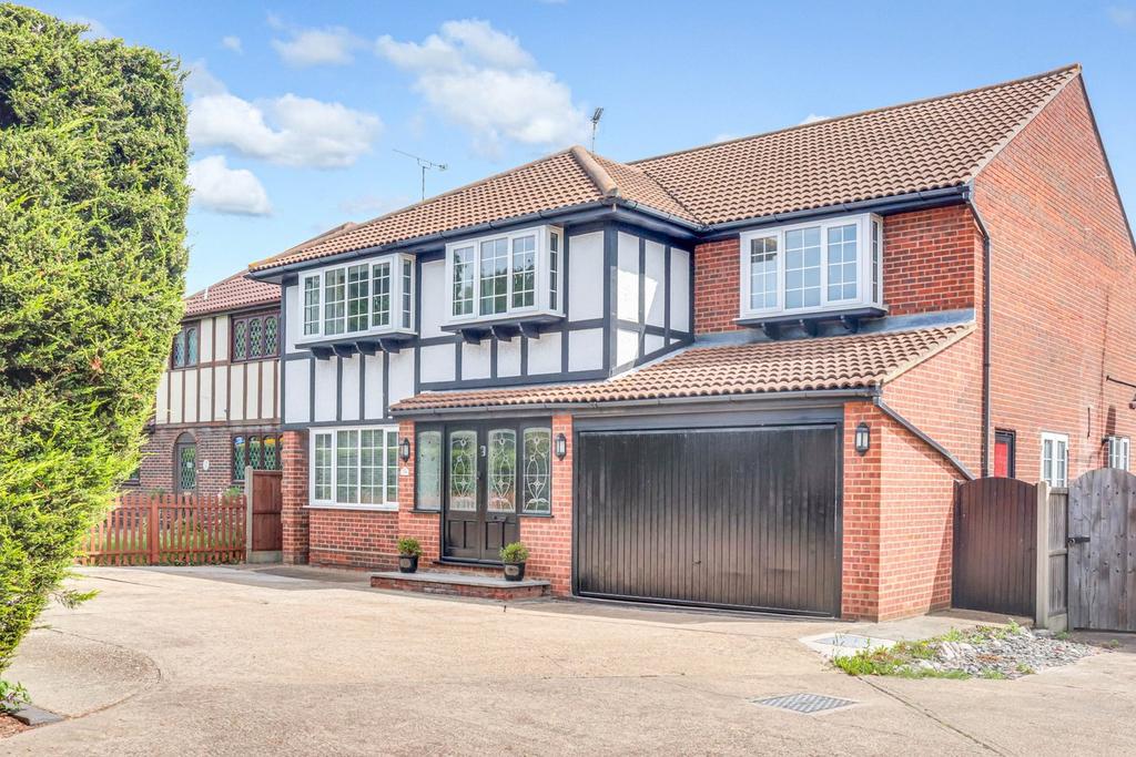 Thorpe Hall Avenue, Thorpe Bay SS1 5 bed detached house for sale - £775,000