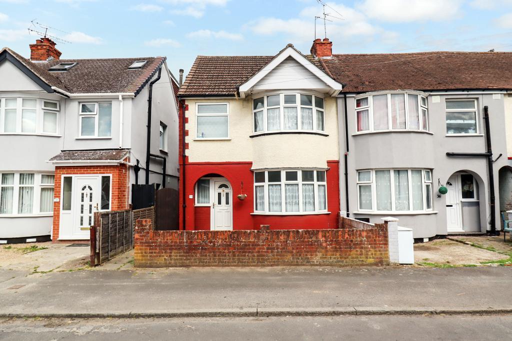 Runfold Avenue, Runfold, Luton... 3 bed semi-detached house for sale ...
