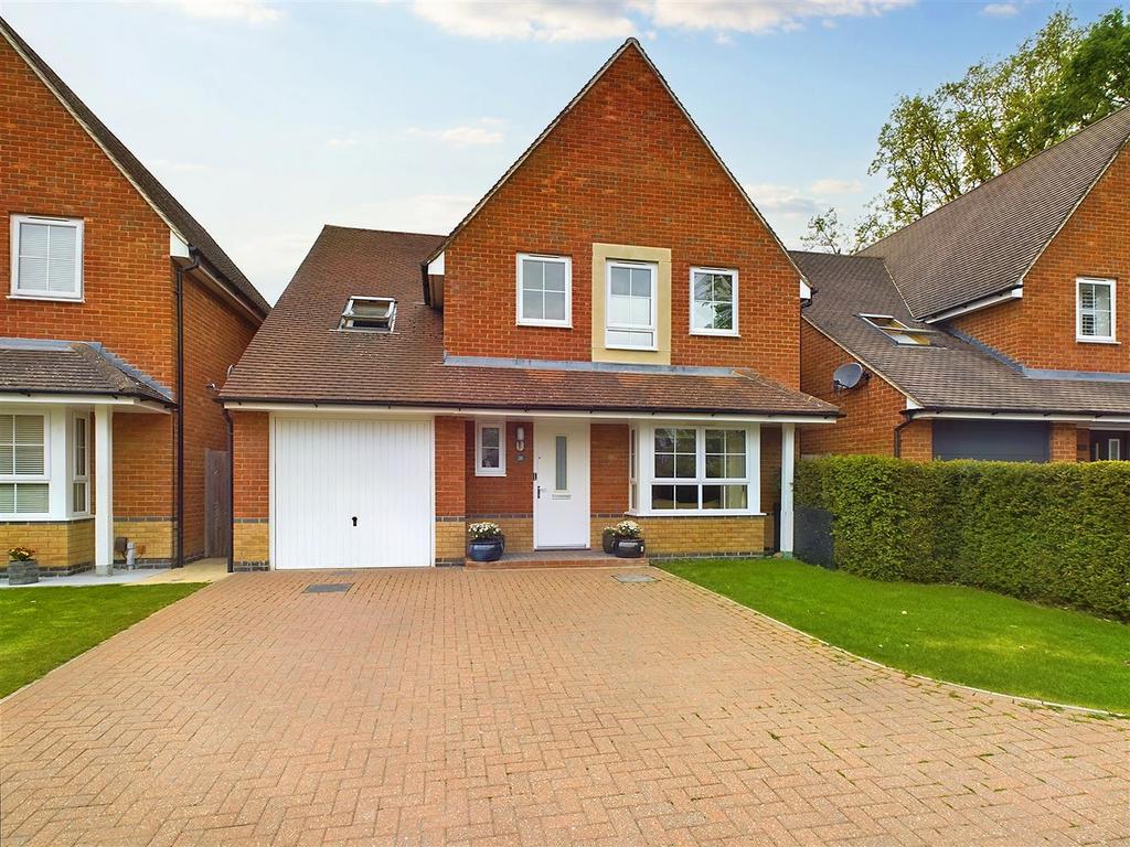 Wychwood Road, Furnace Green RH10 5 bed house - £575,000