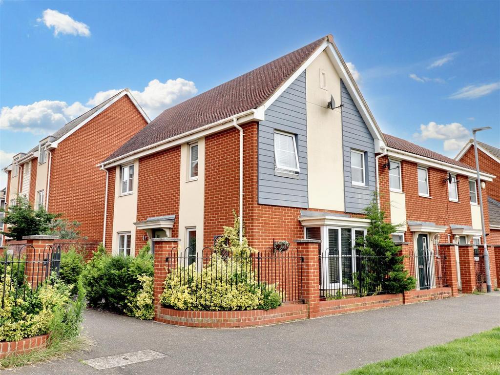 St. Simon Close, Norwich NR8 3 bed townhouse - £260,000