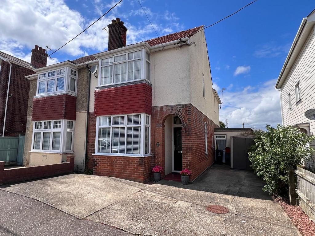 Woodberry Way, WALTON ON THE NAZE, CO14 4 bed semi-detached house - £ ...