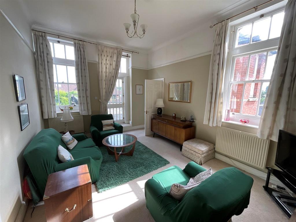 Oak Tree Way, Horsham, West Sussex 2 bed apartment for sale - £225,000