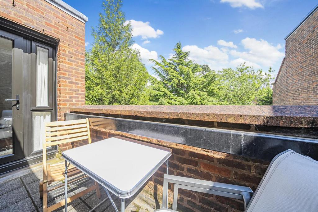 Britten Close, Golders Green, London... 3 bed flat - £600,000