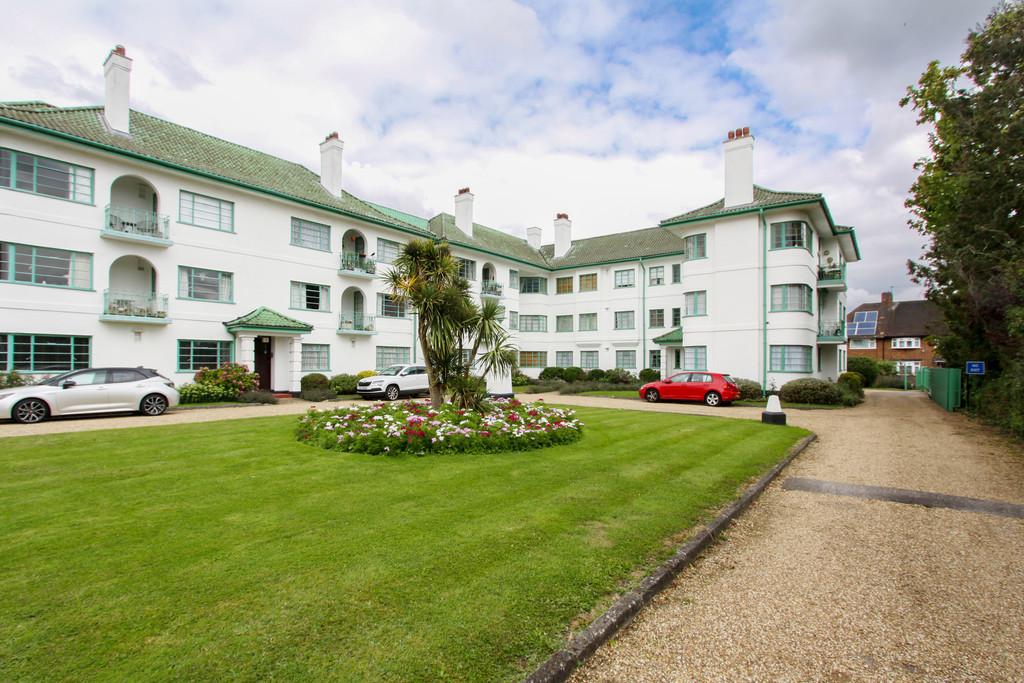 Pinner Court, Pinner HA5 2 bed flat - £325,000