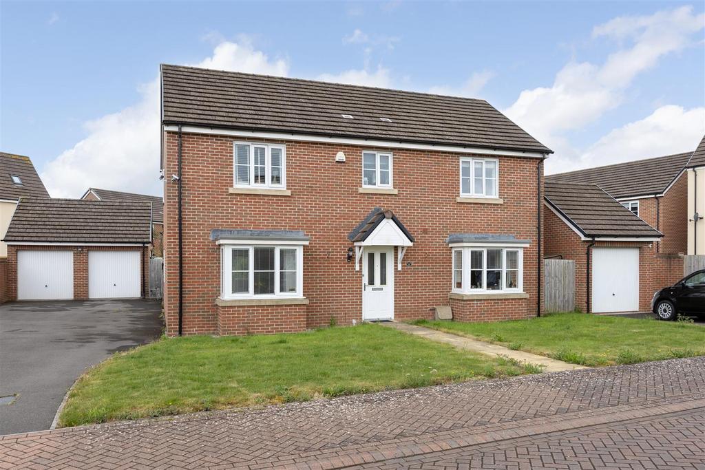 Kestrel Avenue, Trowbridge 4 bed detached house - £400,000