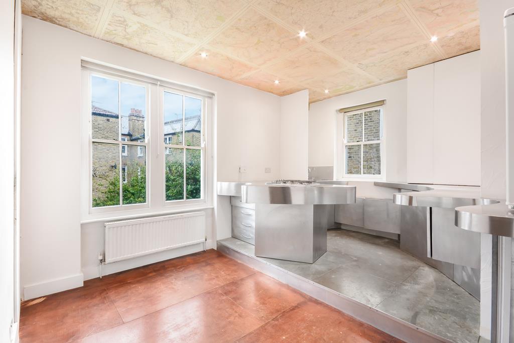 Cato Road, London SW4 3 bed flat - £2,750 pcm (£635 pw)