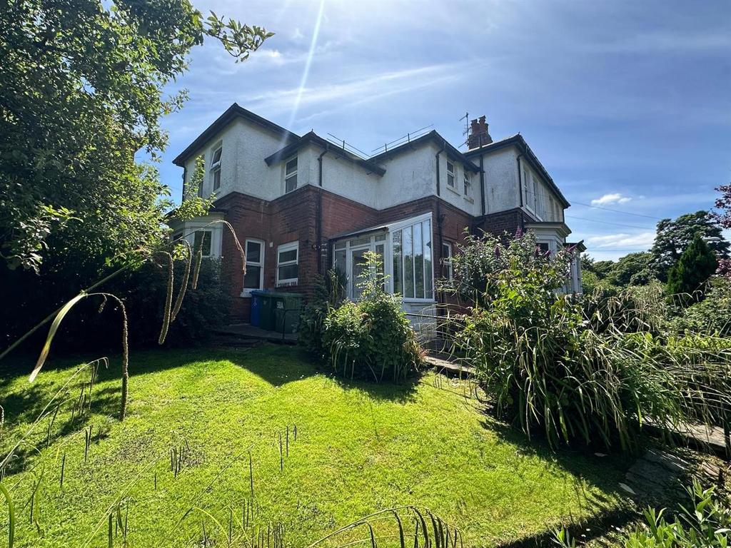 Valley Road, Scarborough 2 bed flat - £160,000