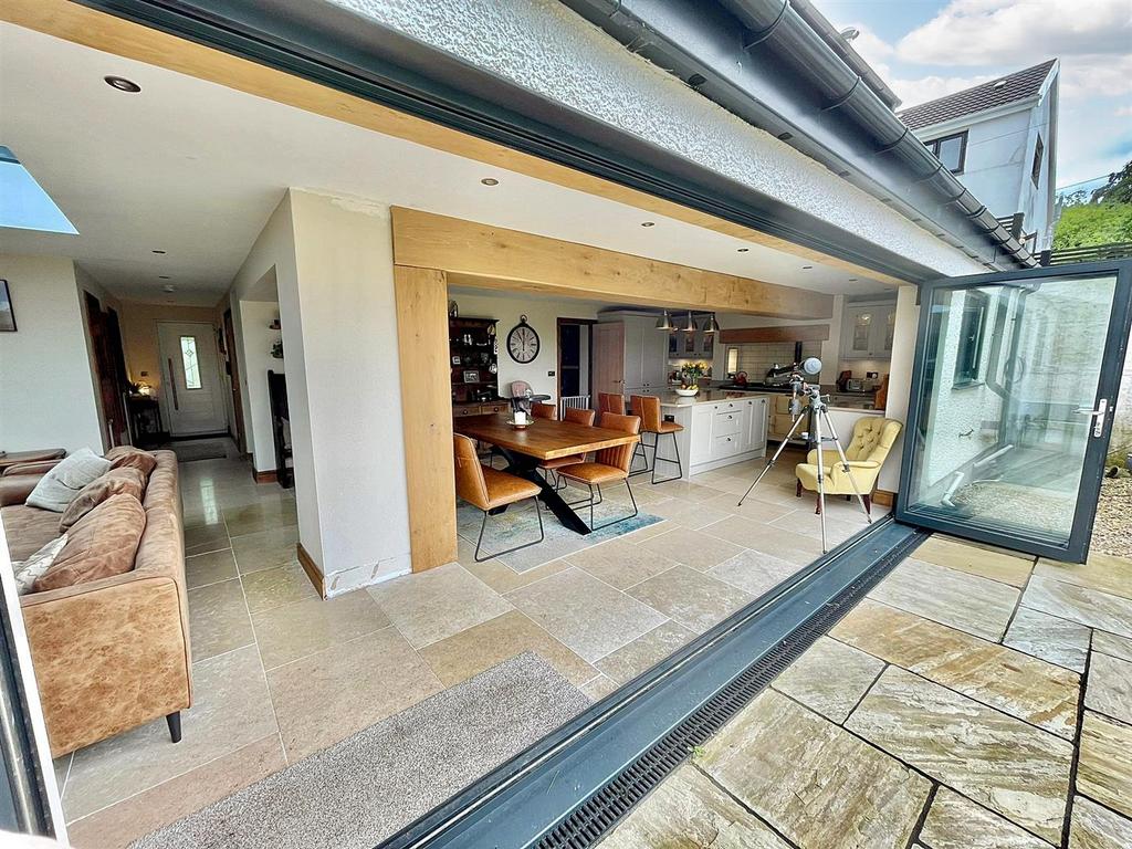Herberdeg Road, Pontyates, Llanelli 3 bed detached house - £325,000