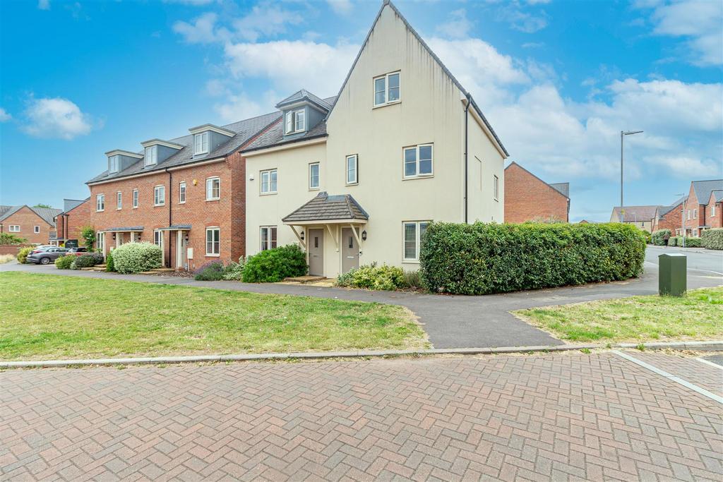 Dalziel Drive, Whittington, Worcester 3 bed semi-detached house - £315,000