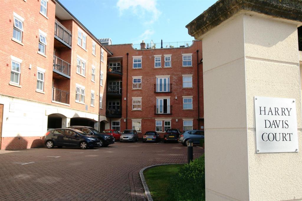 Harry Davis Court, Worcester... 2 bed house to rent - £1,050 pcm (£242 pw)