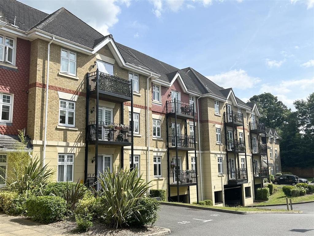 London Road, Bushey WD23 1 bed flat - £299,950