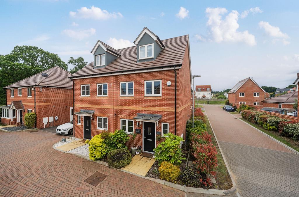Prestwick Green, Bracknell RG42 3 bed semi-detached house - £530,000